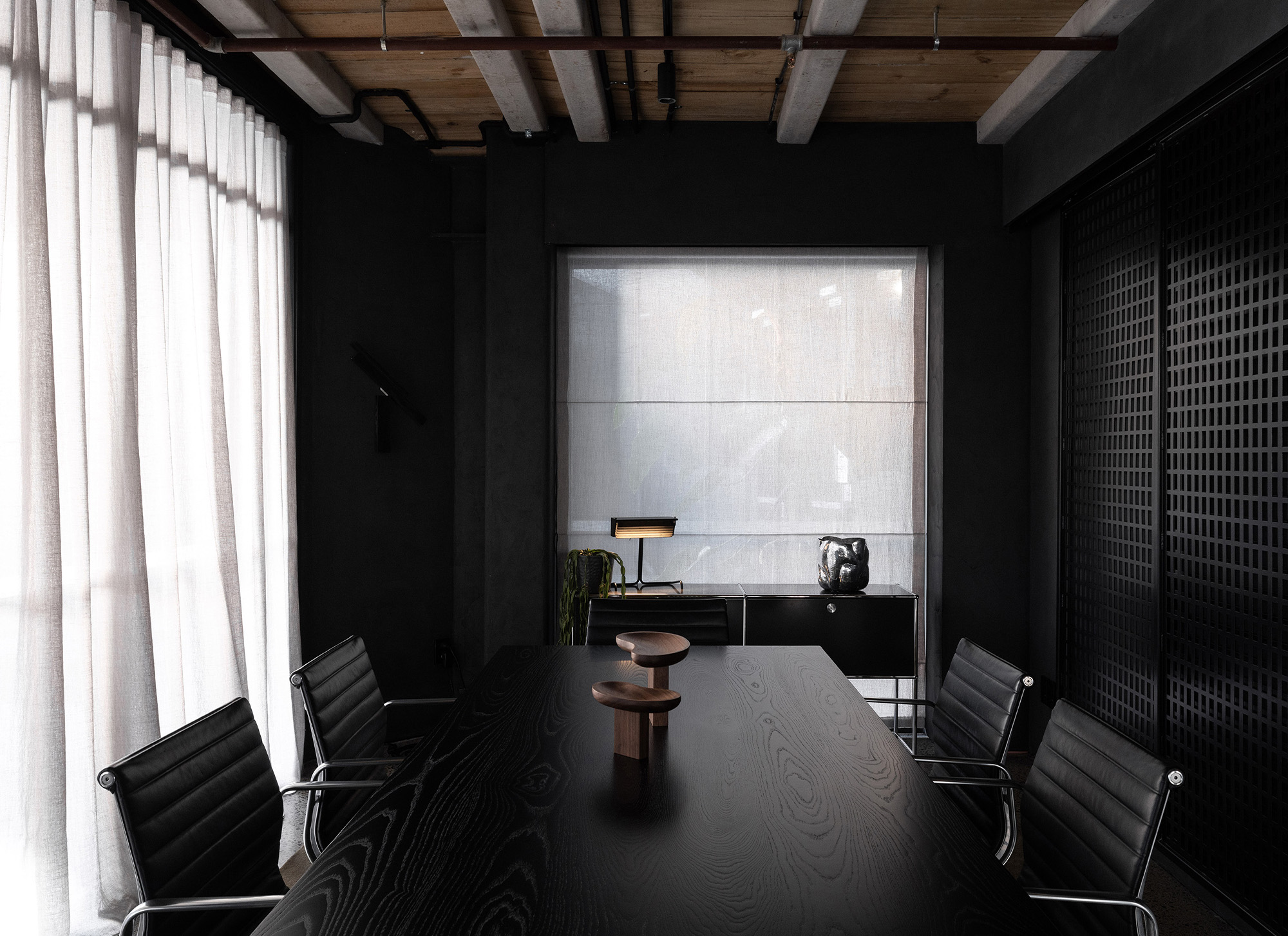 桌子 by Tim Webber；地毯 by Nodi